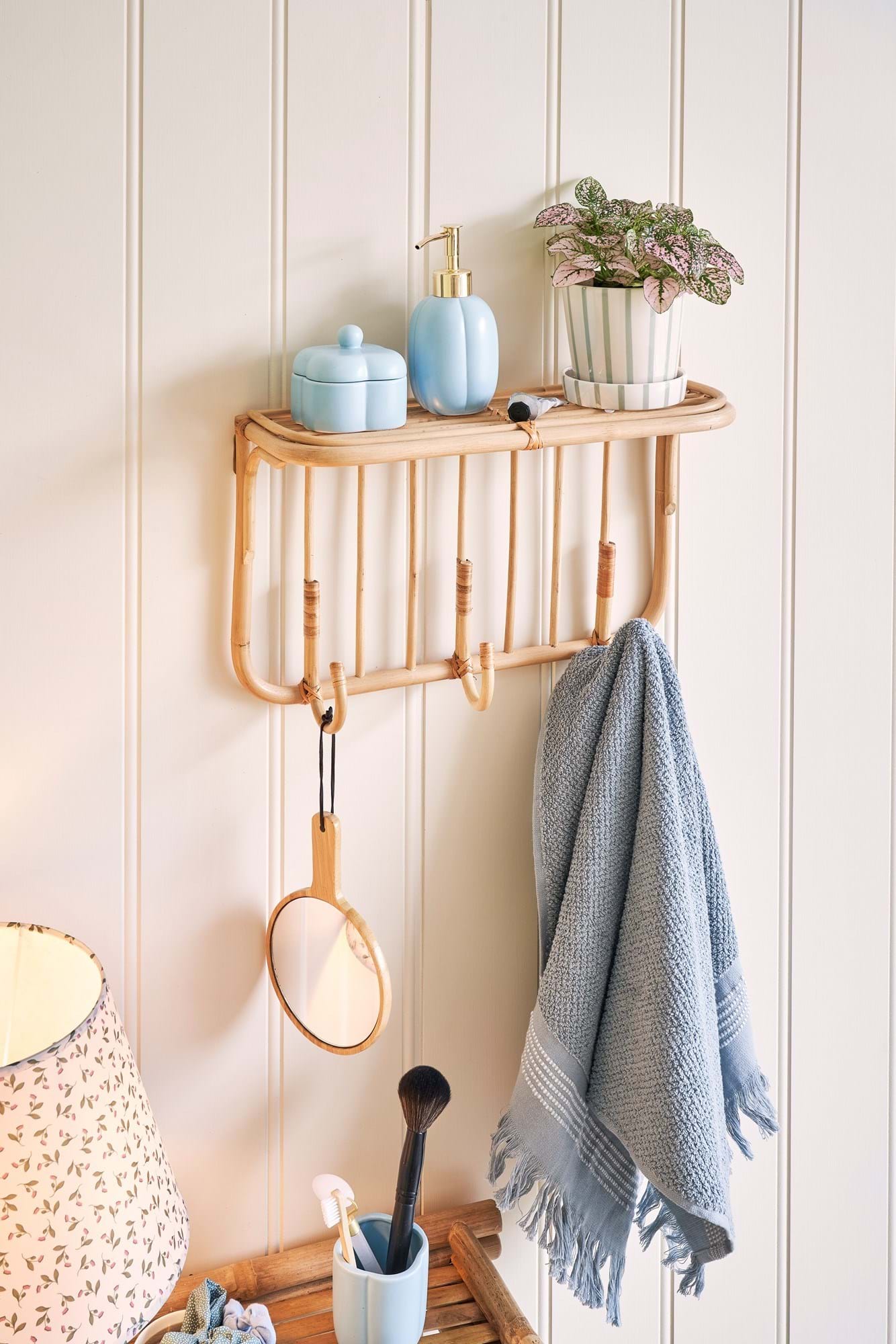 Fatahengi með hillu – Søstrene Grene á Íslandi